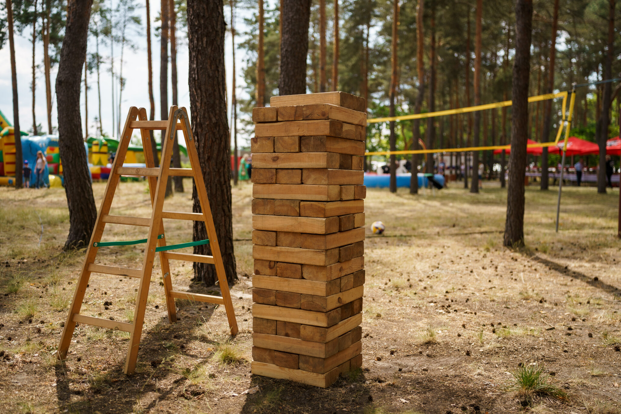 Gigantyczna jenga – integracyjna gra plenerowa na pikniki